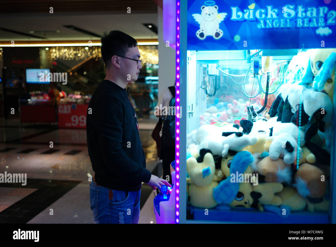 24-year-old Chinese doll-grabbing enthusiast Hu Bo is grabbing dolls in ...