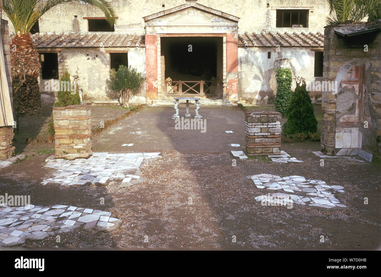 Roman villa courtyard hi-res stock photography and images - Alamy
