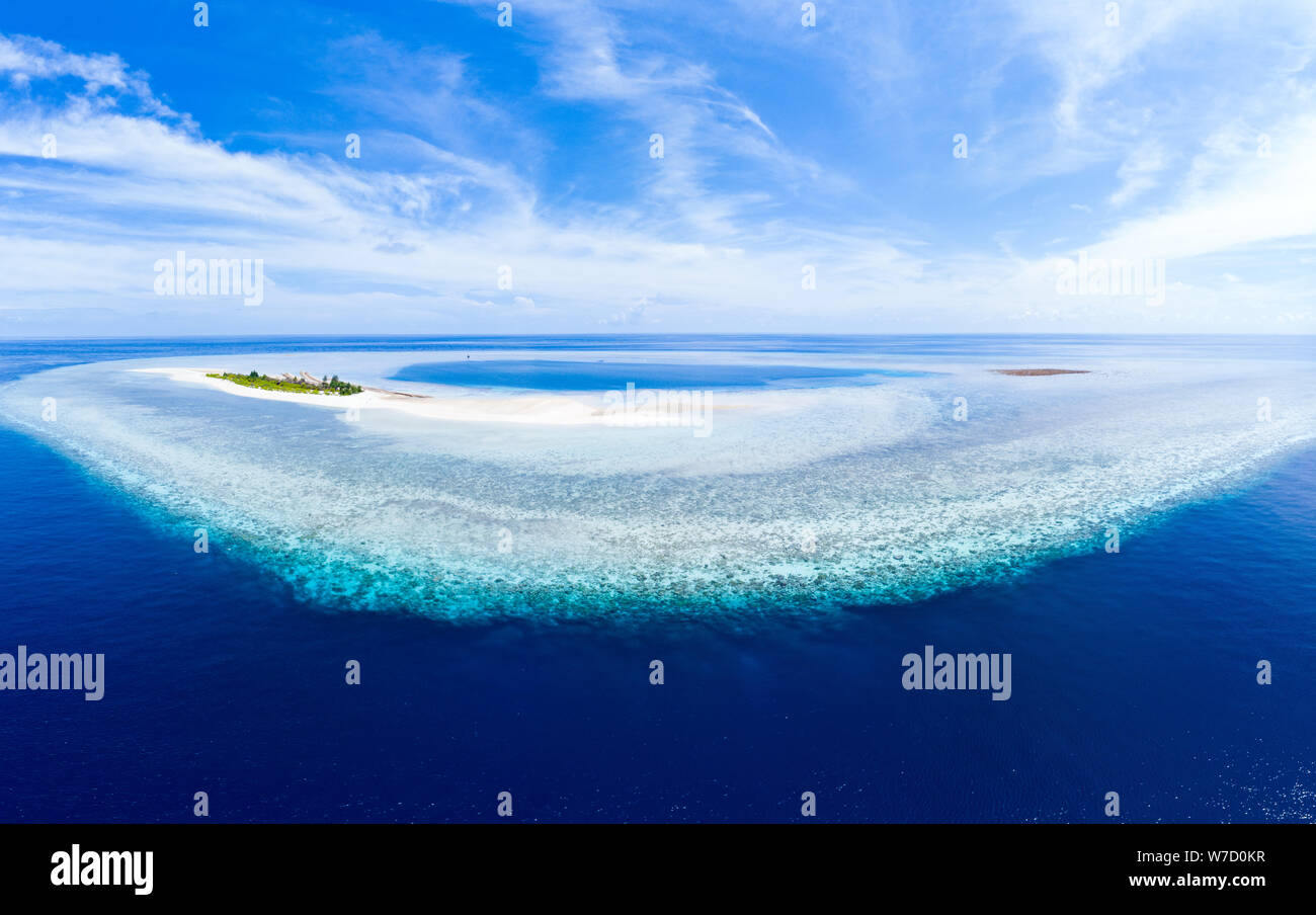 Aerial idyllic atoll, scenic travel destination Maldives Polinesia ...