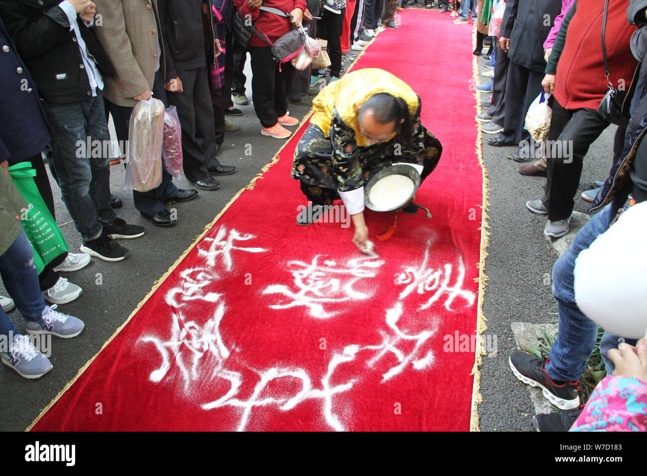 An elderly man uses a bowl of salt to write a 9-meter-long Chinese ...