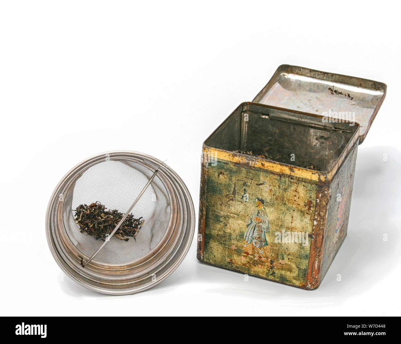 Chinese tea box with tea in strainer Stock Photo - Alamy