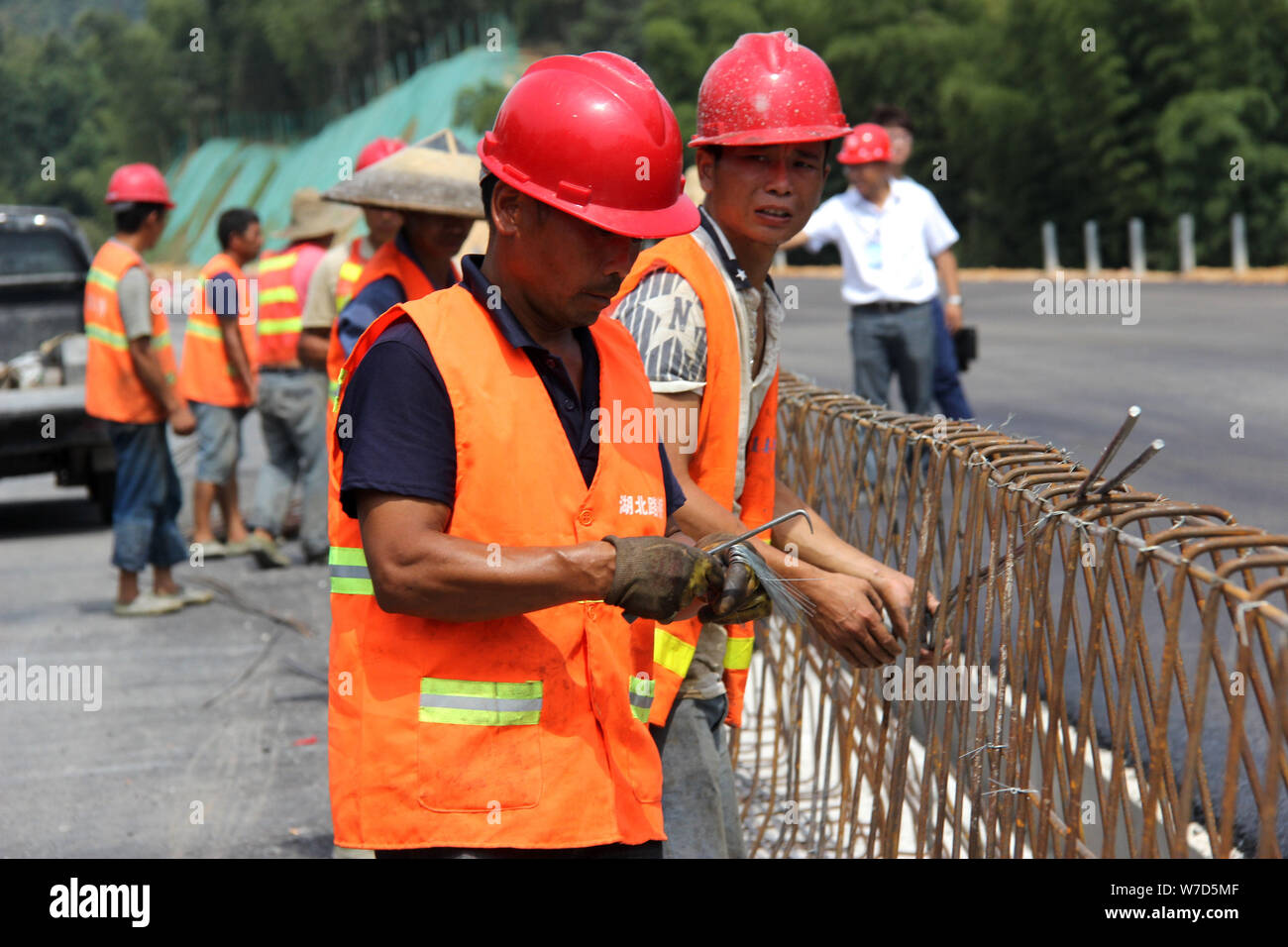 --FILE--Chinese workers labor at the construction site of the Yiyang ...