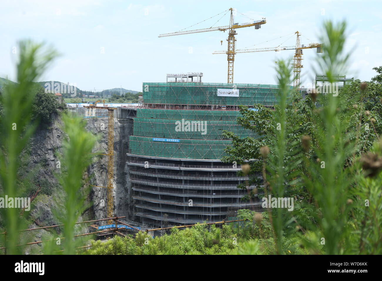 Deep pit hotel hi-res stock photography and images - Alamy