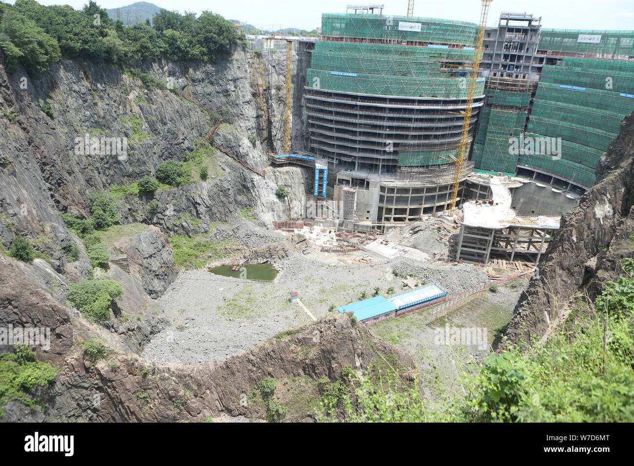 Deep pit hotel hi-res stock photography and images - Alamy