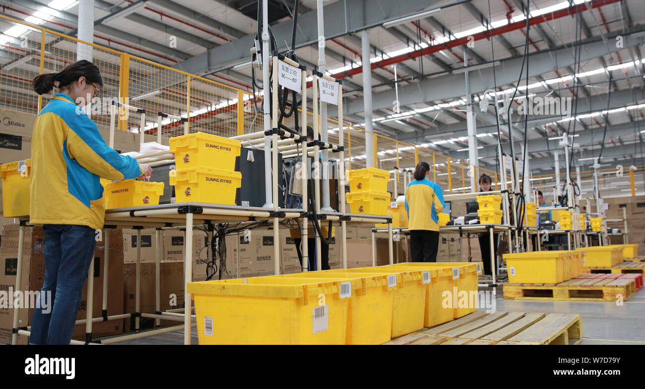 --FILE--Employees are packing with a reusable box for express ...