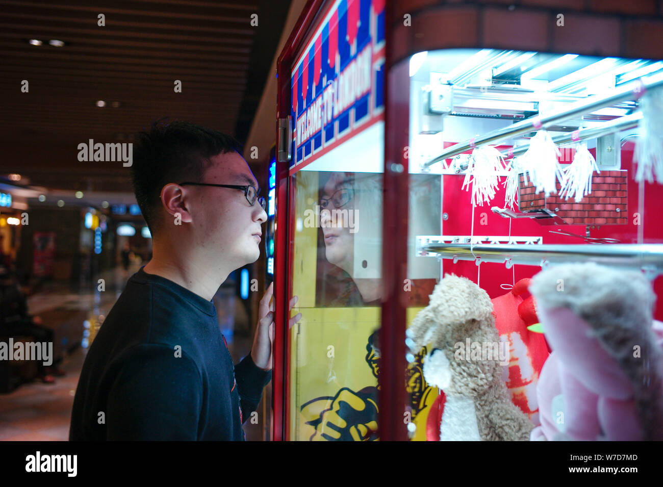 24-year-old Chinese doll-grabbing enthusiast Hu Bo is viewing the dolls ...