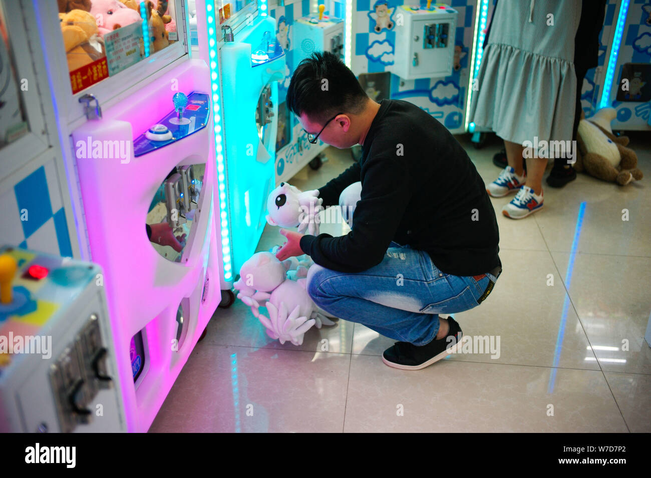 24-year-old Chinese doll-grabbing enthusiast Hu Bo picks up the dolls ...