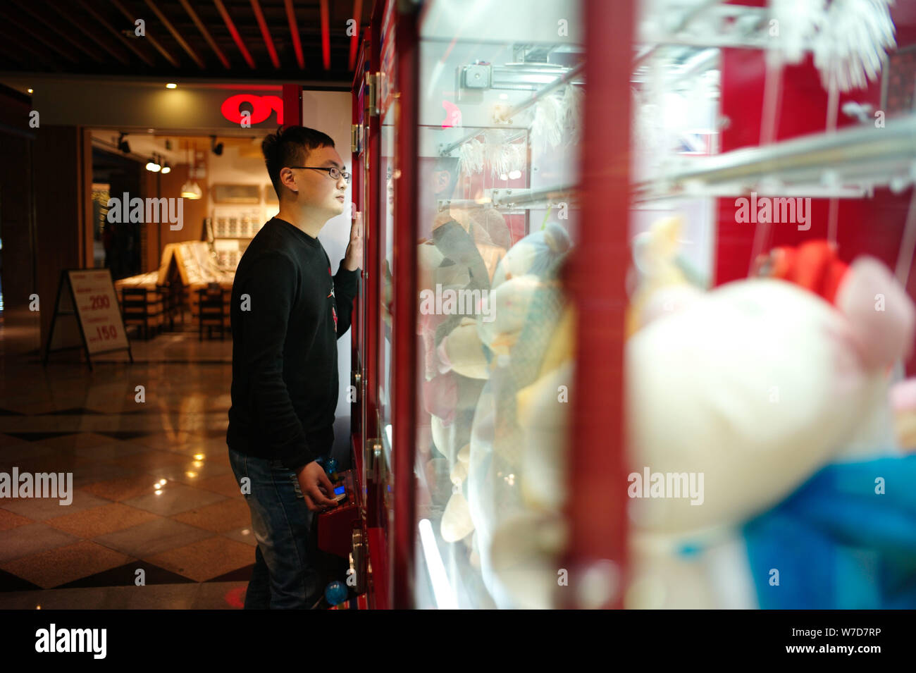 24-year-old Chinese doll-grabbing enthusiast Hu Bo is viewing the dolls ...