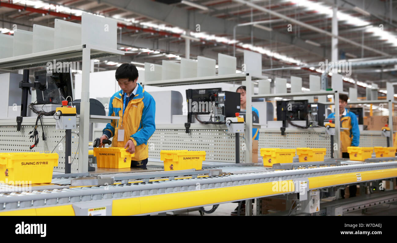 --FILE--Employees are packing with a reusable box for express ...