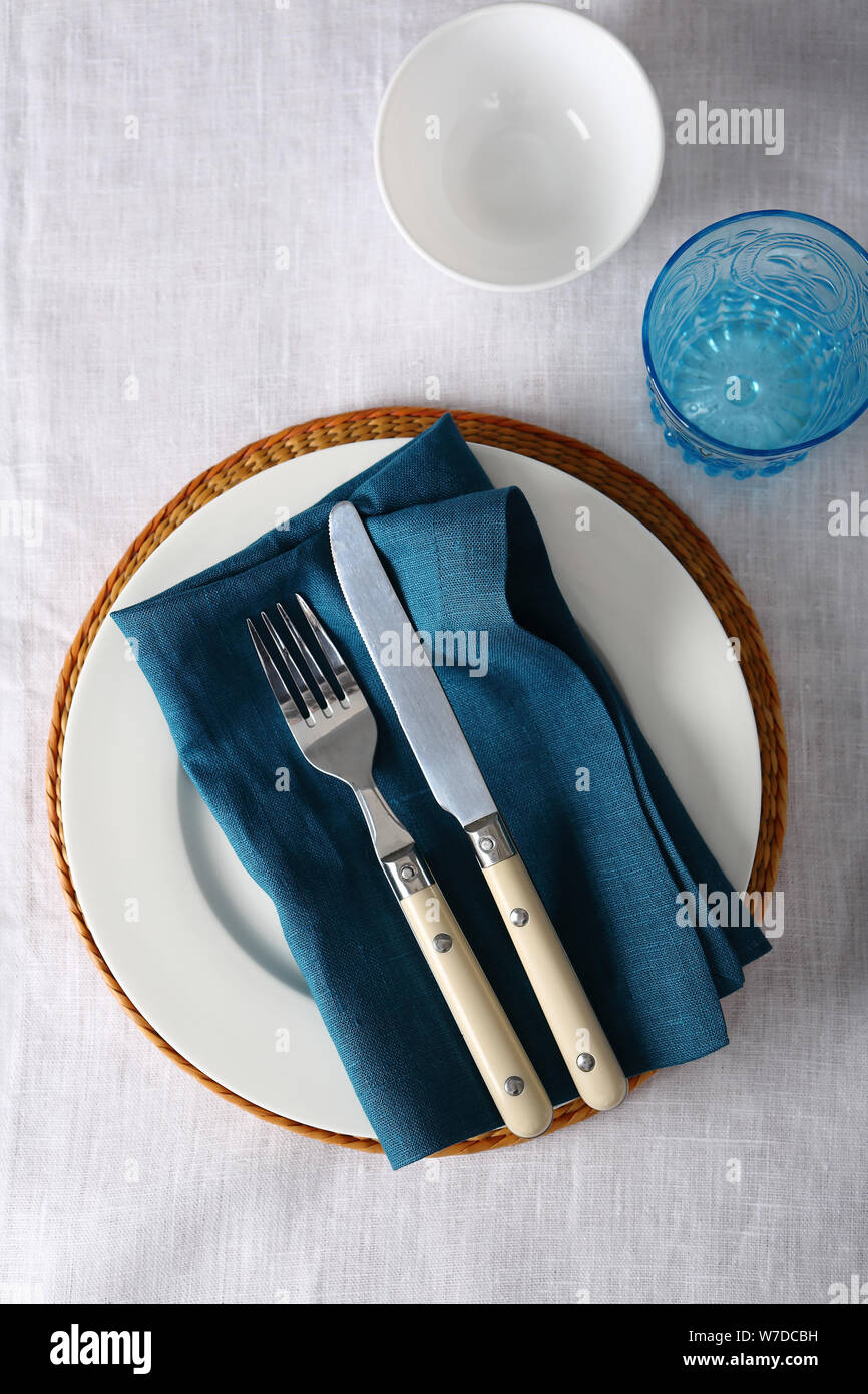 White linen clothes with plate setting Stock Photo - Alamy