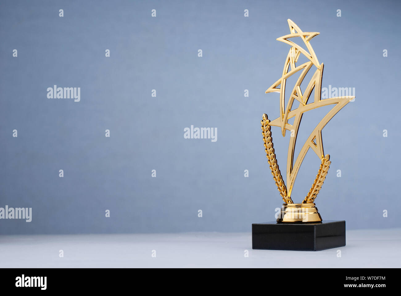 Golden statue award hi-res stock photography and images - Alamy