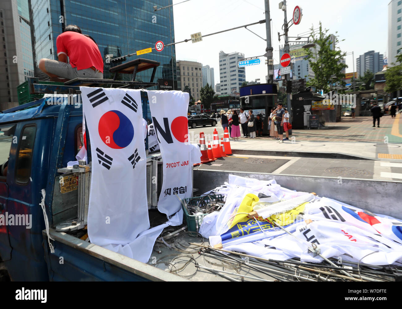 Seoul, South Korea. 06th Aug, 2019. Removing boycott banners Work to ...