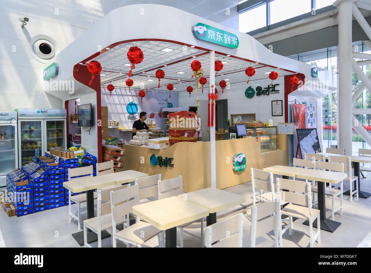 --FILE--View of a store of JDDJ, an online-to-offline grocery platform ...