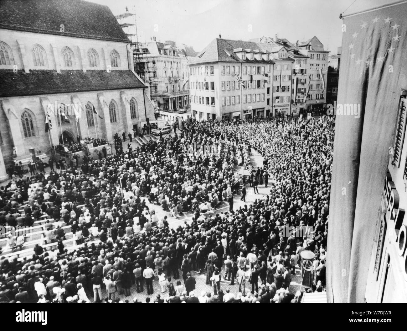 Europe ww2 crowd hi-res stock photography and images - Alamy