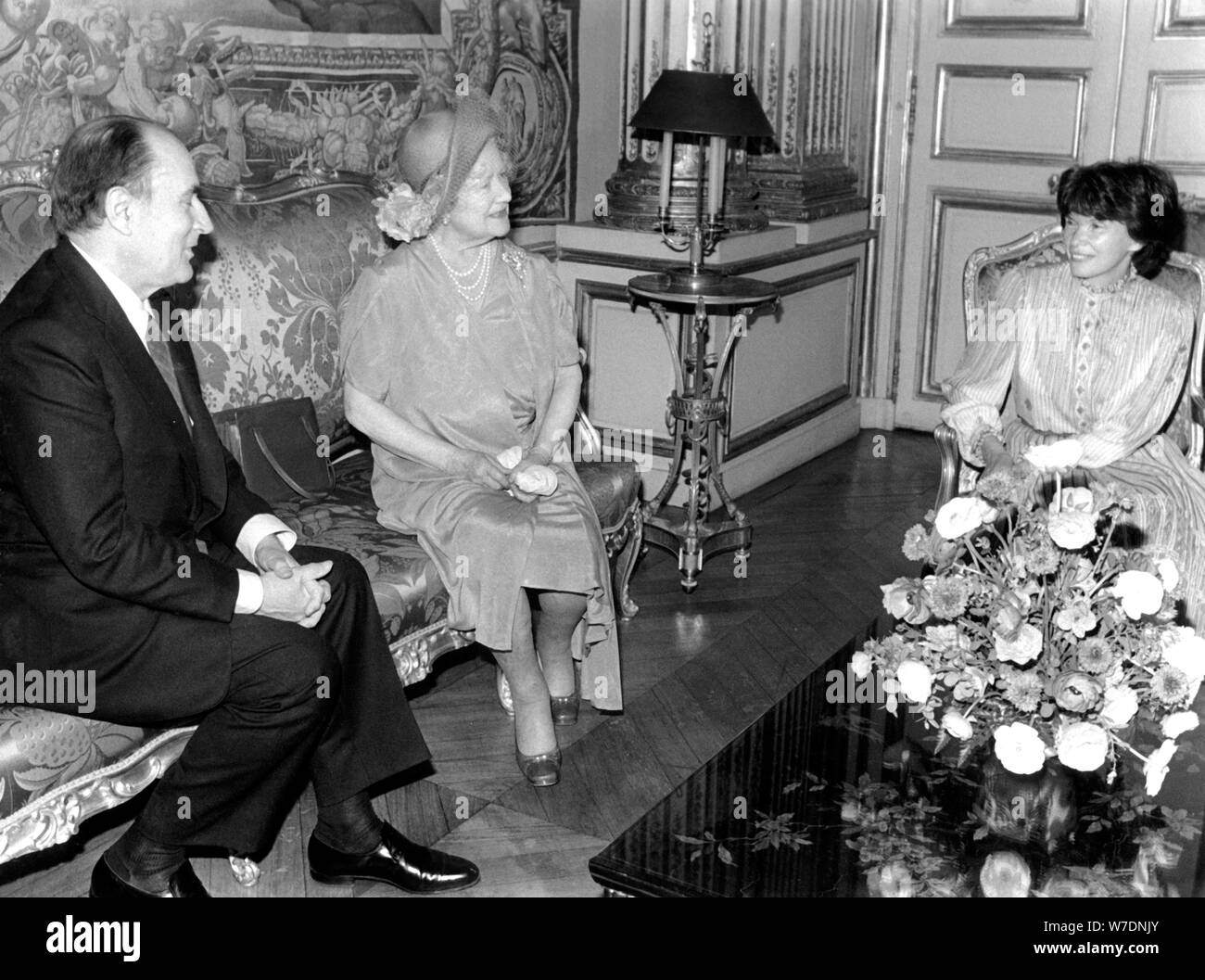 Queen elizabeth the queen mother 1970s Black and White Stock Photos ...