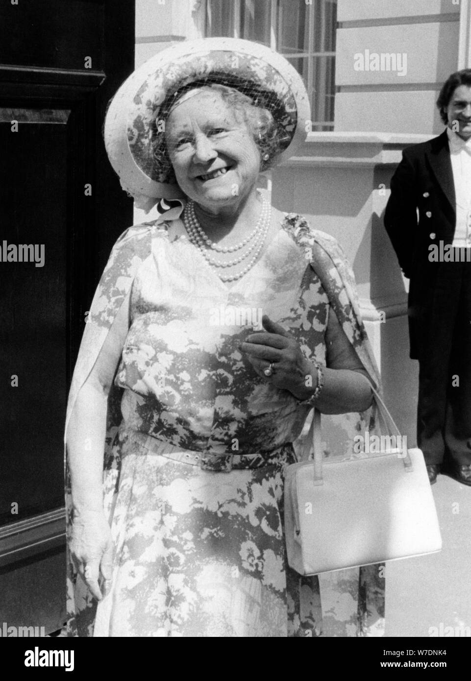 Queen mother hat hi-res stock photography and images - Alamy