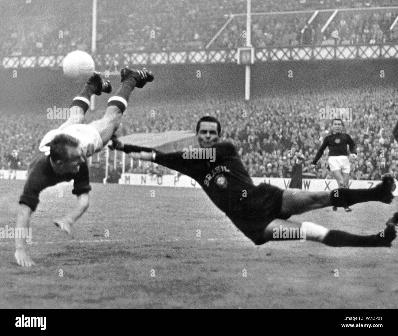 1966 world cup crowd hi-res stock photography and images - Alamy