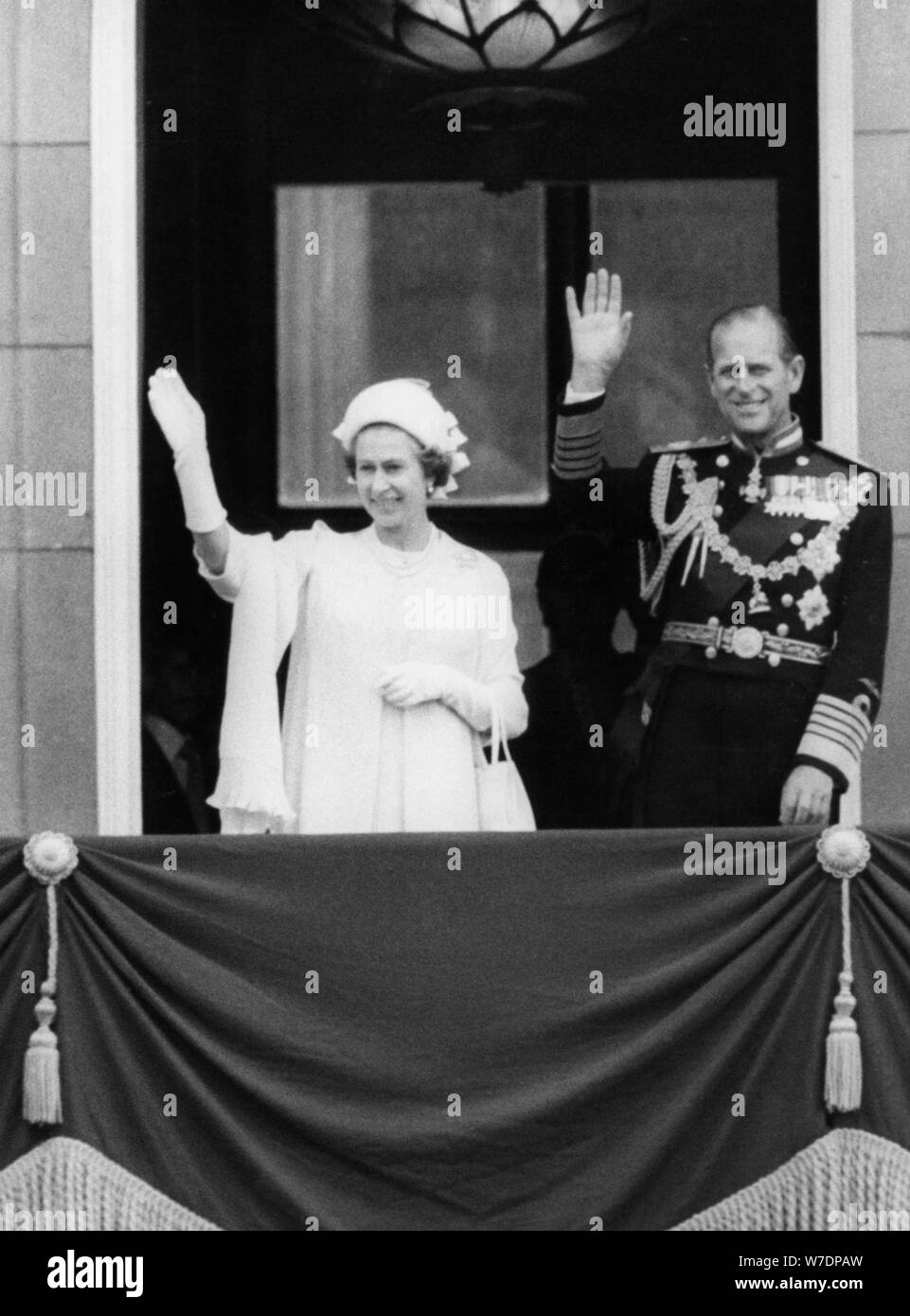 Queen elizabeth ii 1977 balcony hi-res stock photography and images - Alamy
