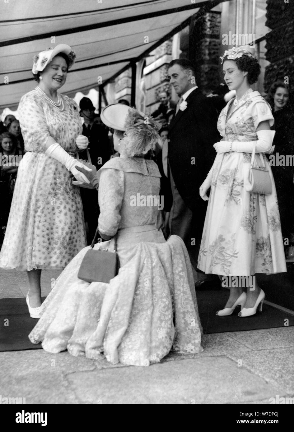 Curtsy queen elizabeth hi-res stock photography and images - Alamy