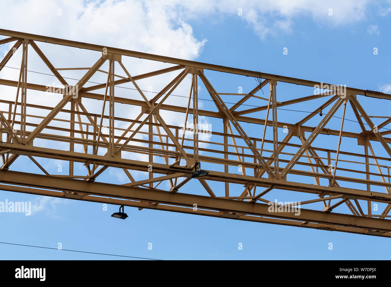 Building a tower using a crane hi-res stock photography and images - Alamy