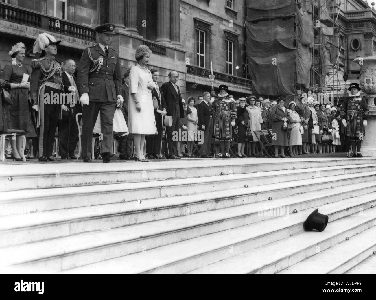 Queen elizabeth ii at westminster steps hi-res stock photography and ...