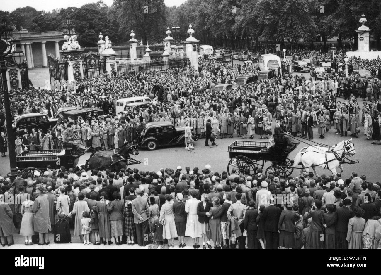 British crowd 1950s hi-res stock photography and images - Alamy