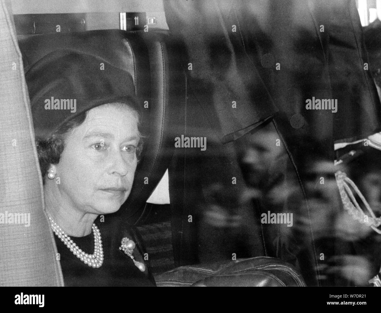 Queen elizabeth ii leaving Black and White Stock Photos & Images - Alamy