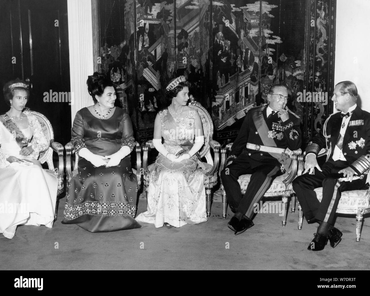 Royal black dress politics queen elizabeth ii Black and White Stock ...
