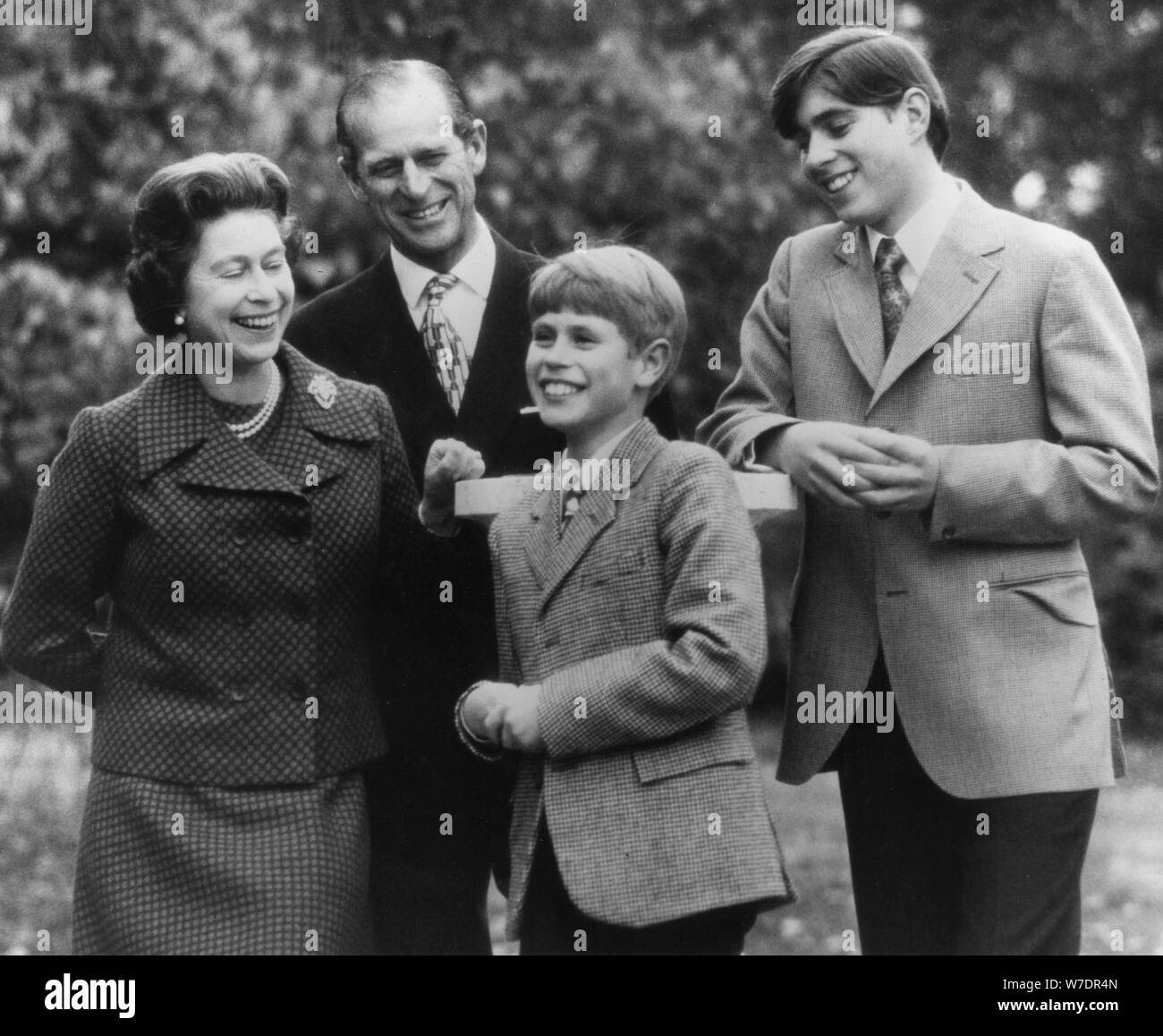 Buckingham palace garden and queen hi-res stock photography and images ...