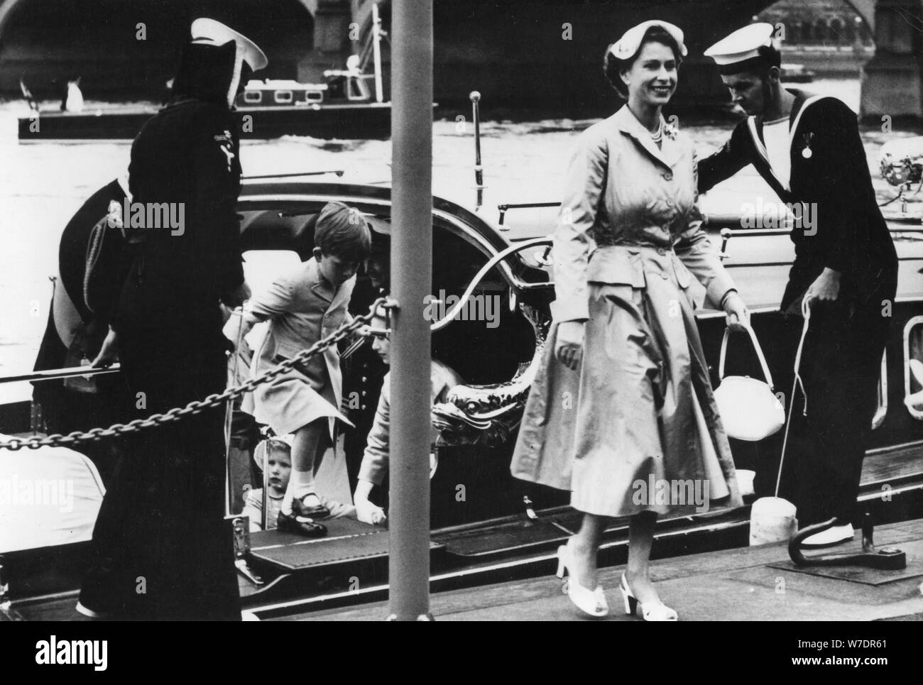 Queen elizabeth ii 1954 smiling hi-res stock photography and images - Alamy