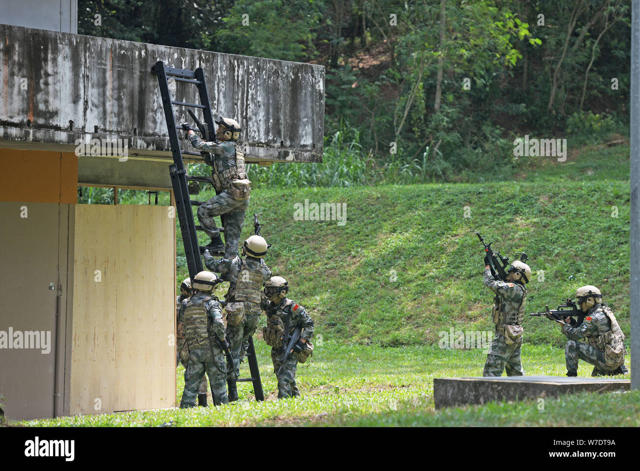 Singapore. 5th Aug, 2019. Soldiers of the Chinese People's Liberation ...