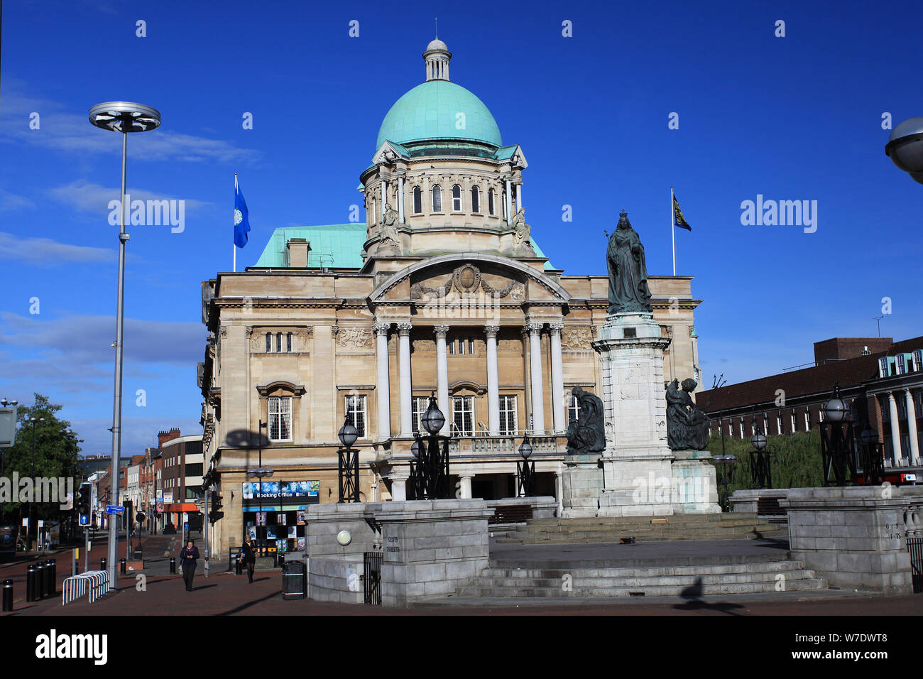 Queen victoria statue hull city centre hi-res stock photography and ...