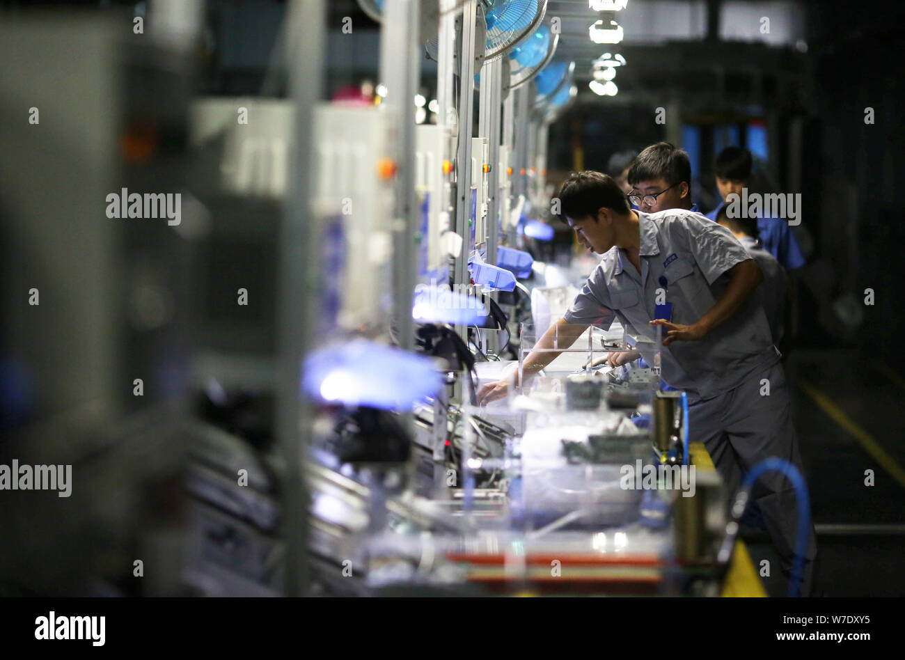 --FILE--Chinese workers produce components for air-conditioners on the ...