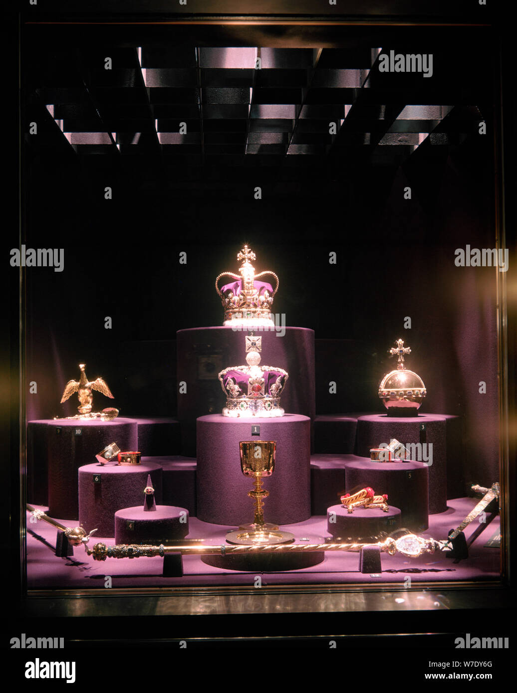 Coronation crown jewels hi-res stock photography and images - Alamy