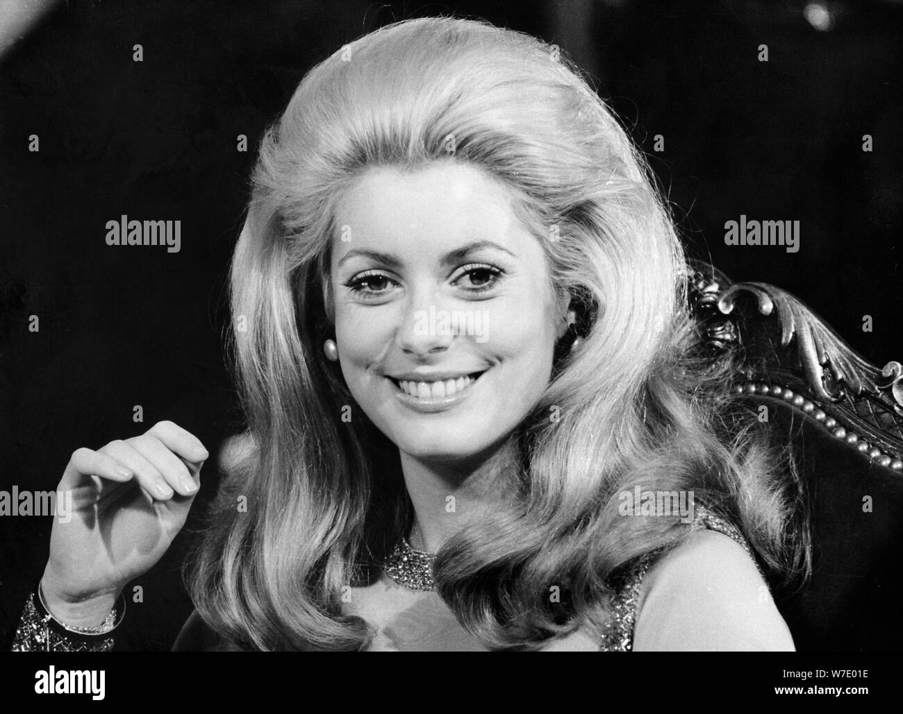 Celebrity acting smiling blonde hi-res stock photography and images - Alamy