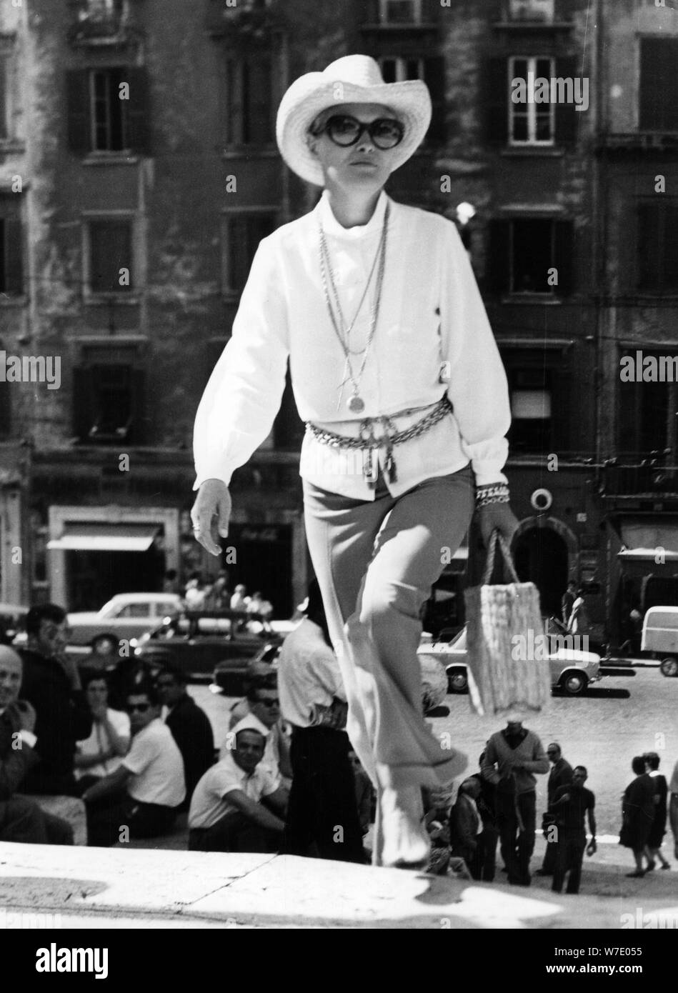 American actress faye dunaway hi-res stock photography and images - Alamy