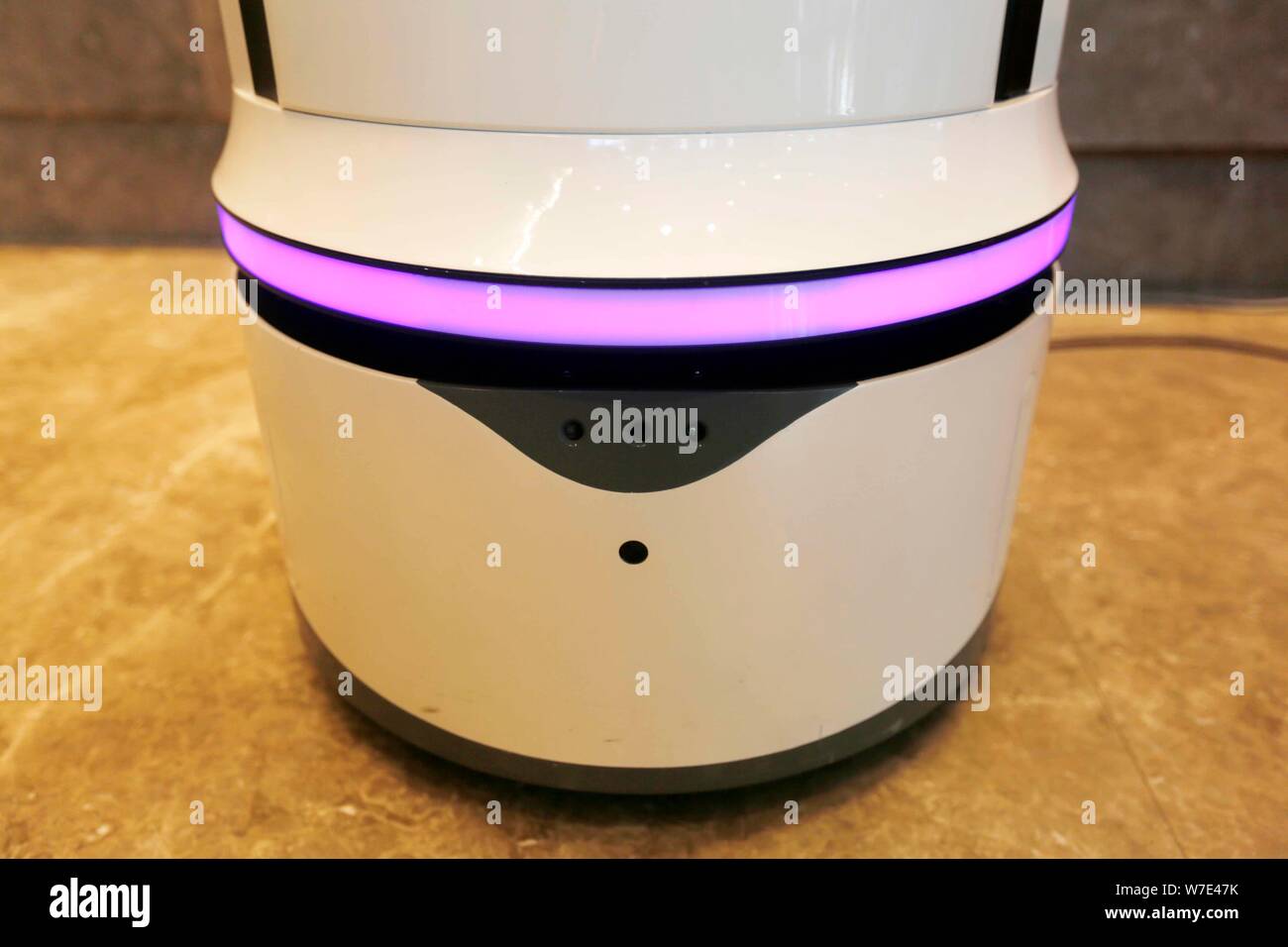China's first smart food delivery robot developed by Eleme.com's future ...