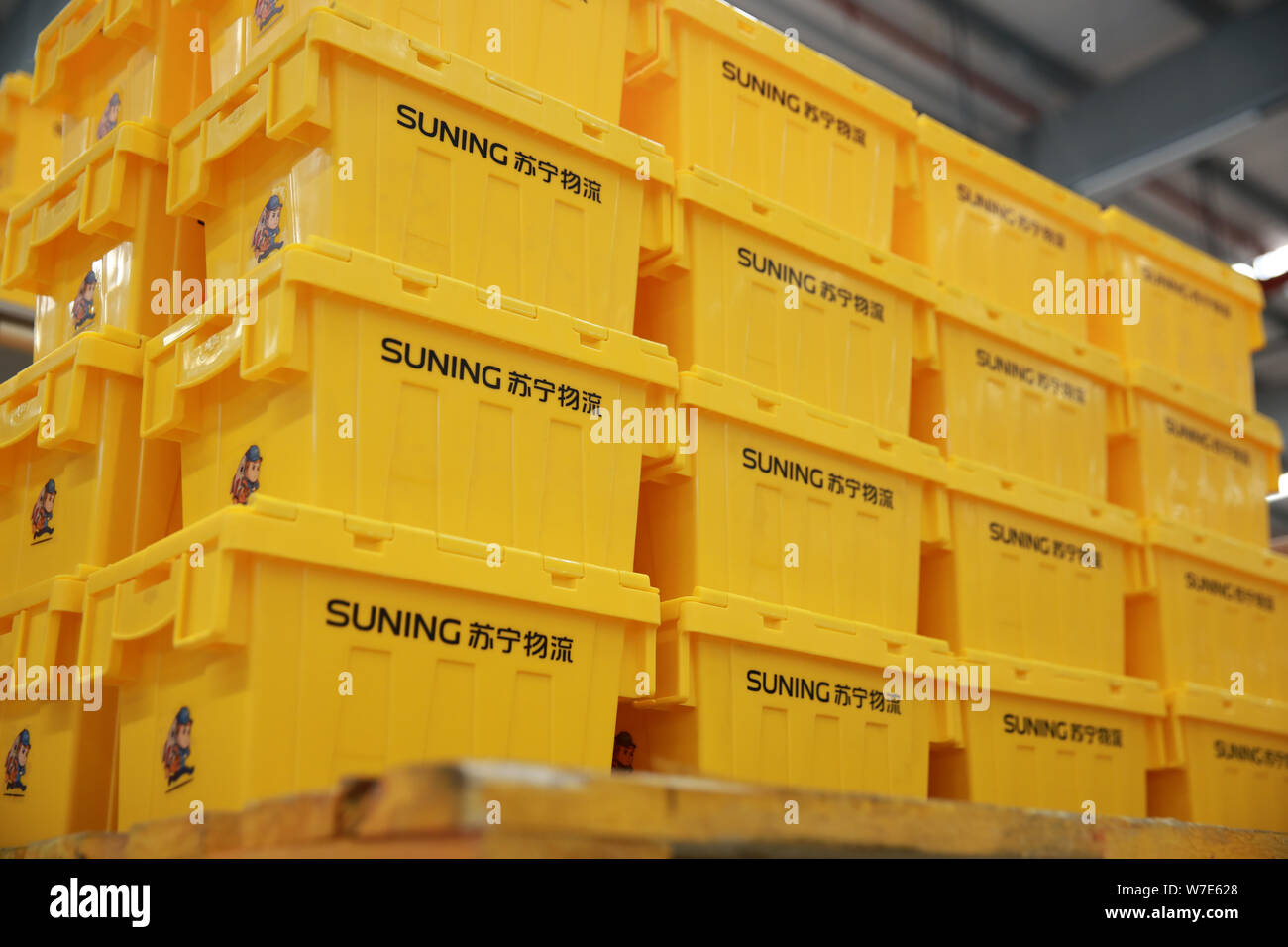 Reusable boxes hi-res stock photography and images - Alamy