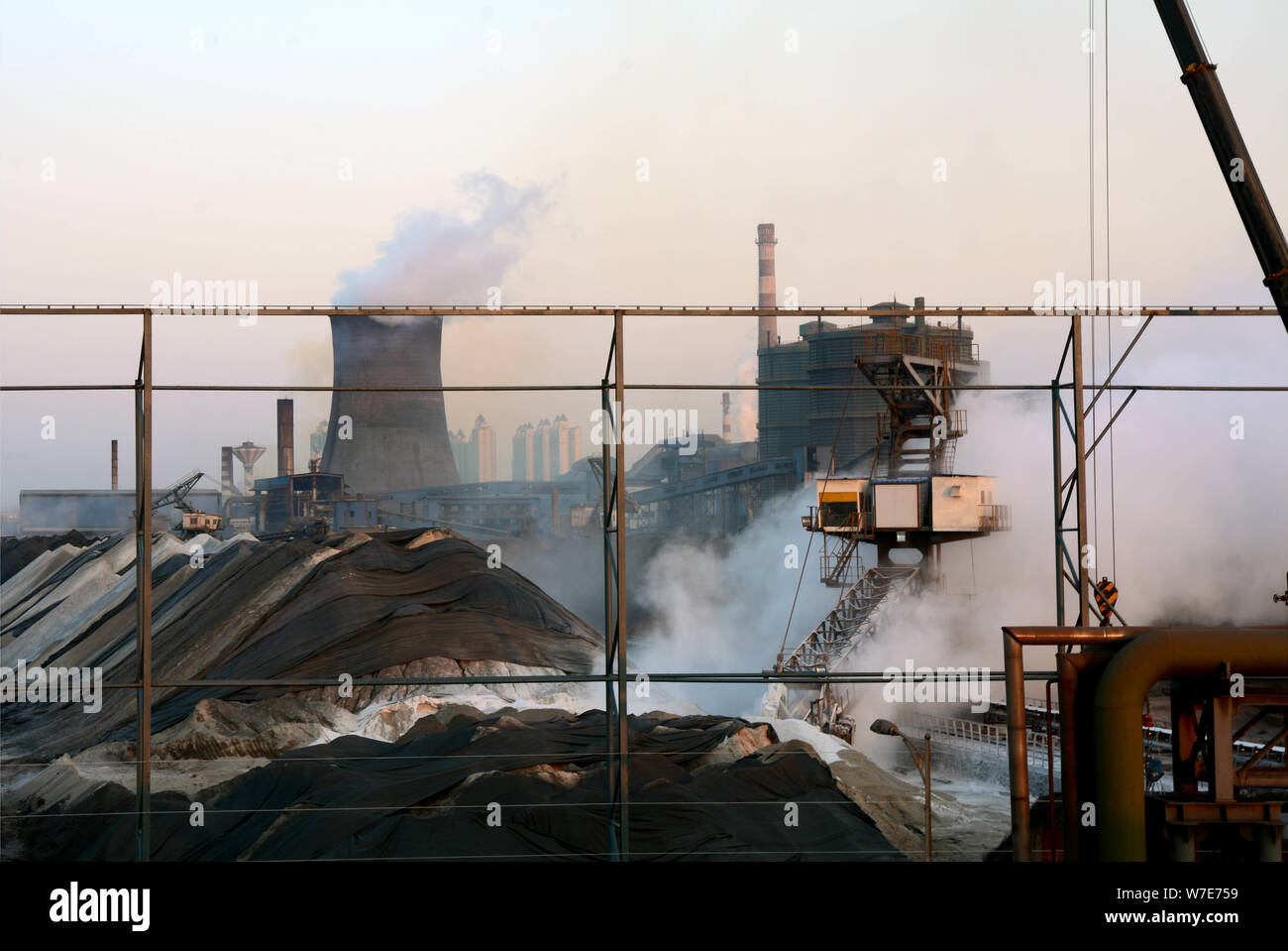 China factory pollution smog hi-res stock photography and images - Alamy