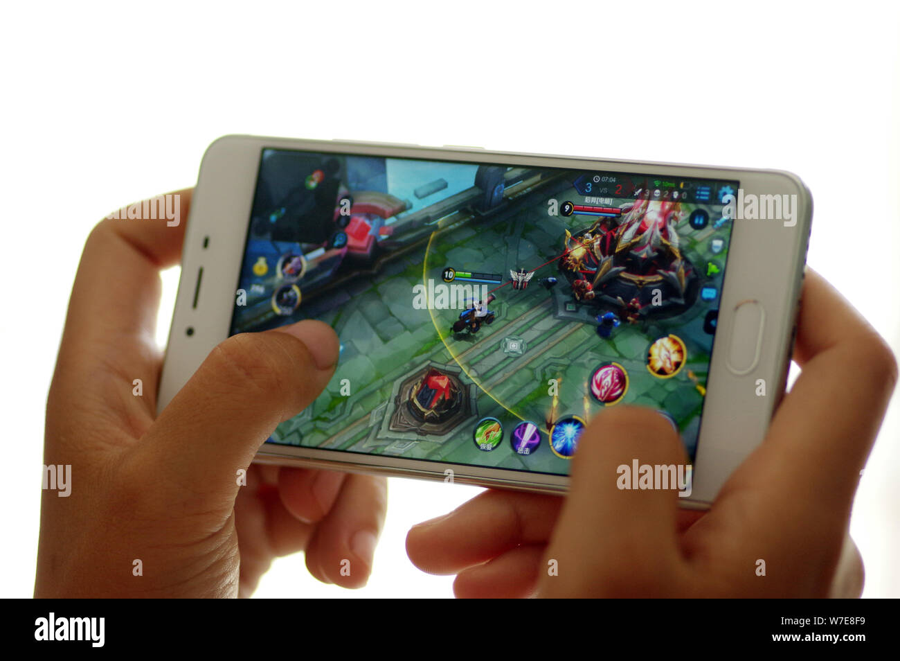 --FILE--A Chinese mobile game player plays Tencent's mobile MOBA "King ...