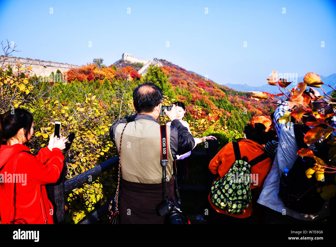 Photographers take photos of the Badaling Great Wall enveloped in thick ...