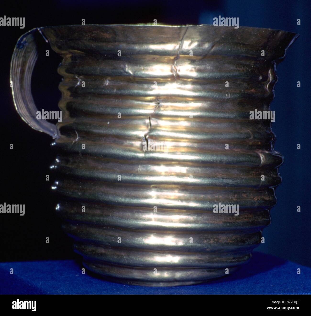 Rillaton gold cup hi-res stock photography and images - Alamy