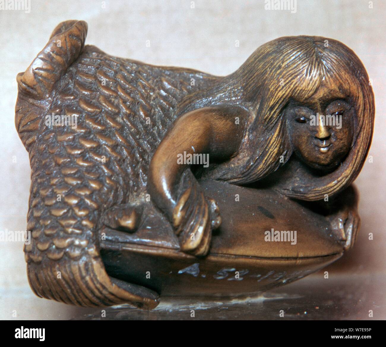 Japanese lady netsuke hi-res stock photography and images - Alamy