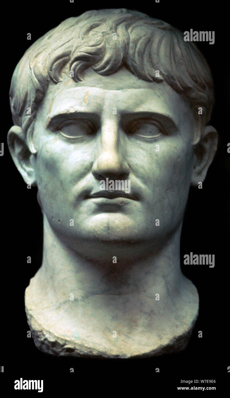 Art museum roman emperor sculpture hi-res stock photography and images ...