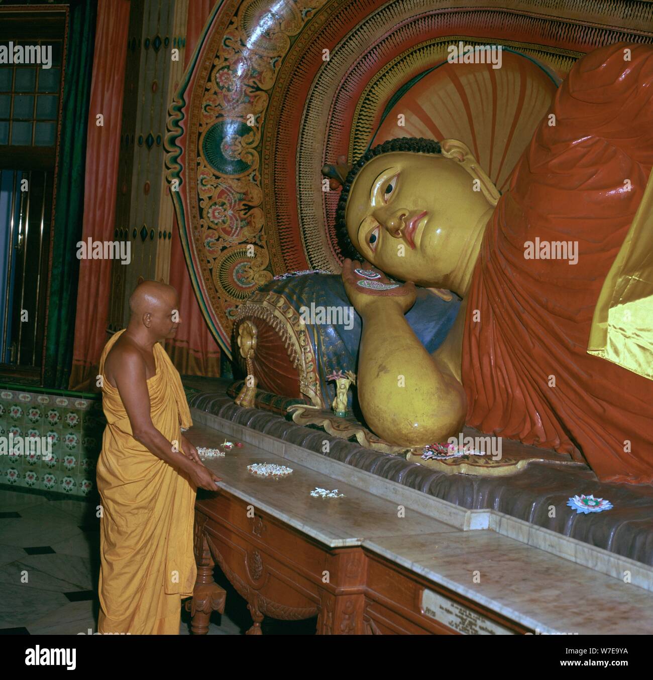 Sri lankan buddhist monk colombo hi-res stock photography and images ...