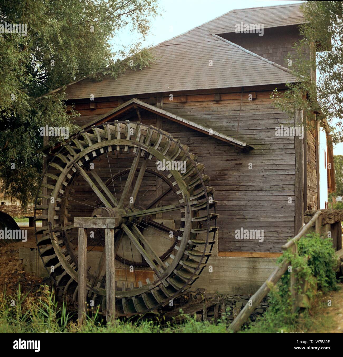 Old fashioned waterwheel hi-res stock photography and images - Alamy