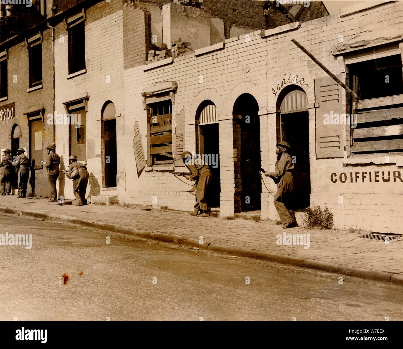 Ww2 british soldier by building hi-res stock photography and images - Alamy