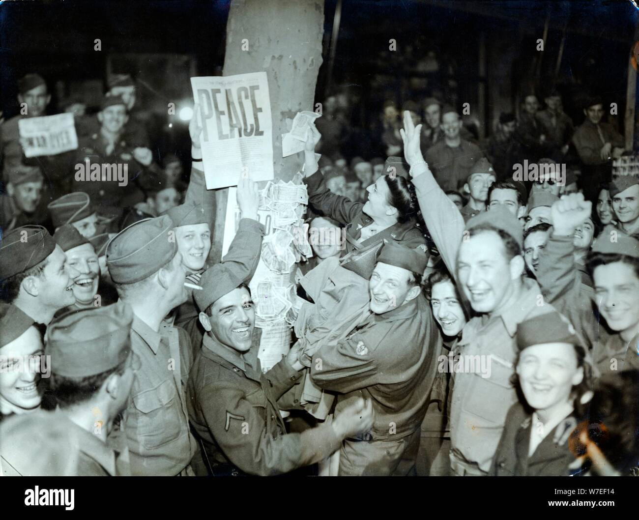American soldiers celebrating the surrender of Japan, Paris, World War ...