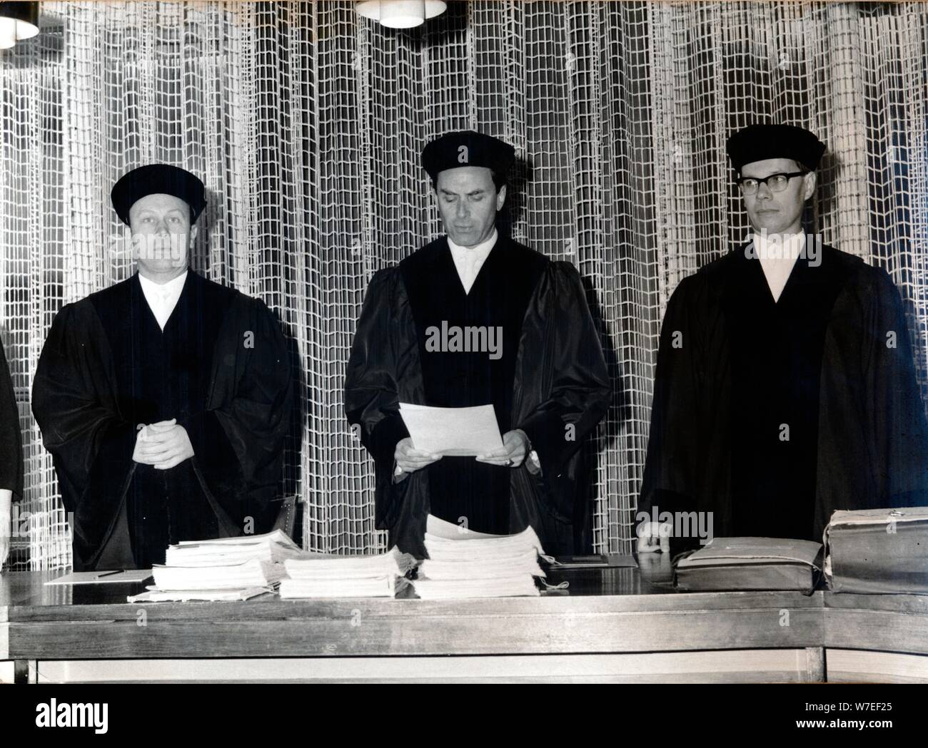 Judges standing hi-res stock photography and images - Alamy