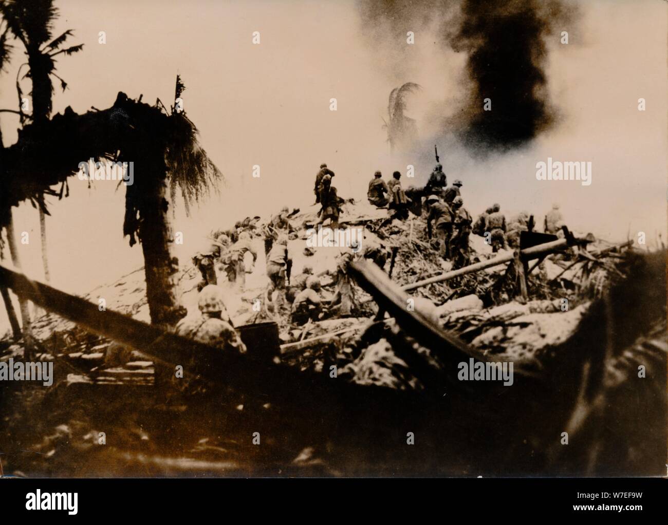 US Marines fighting on Tarawa, Gilbert Islands, World War II, November ...
